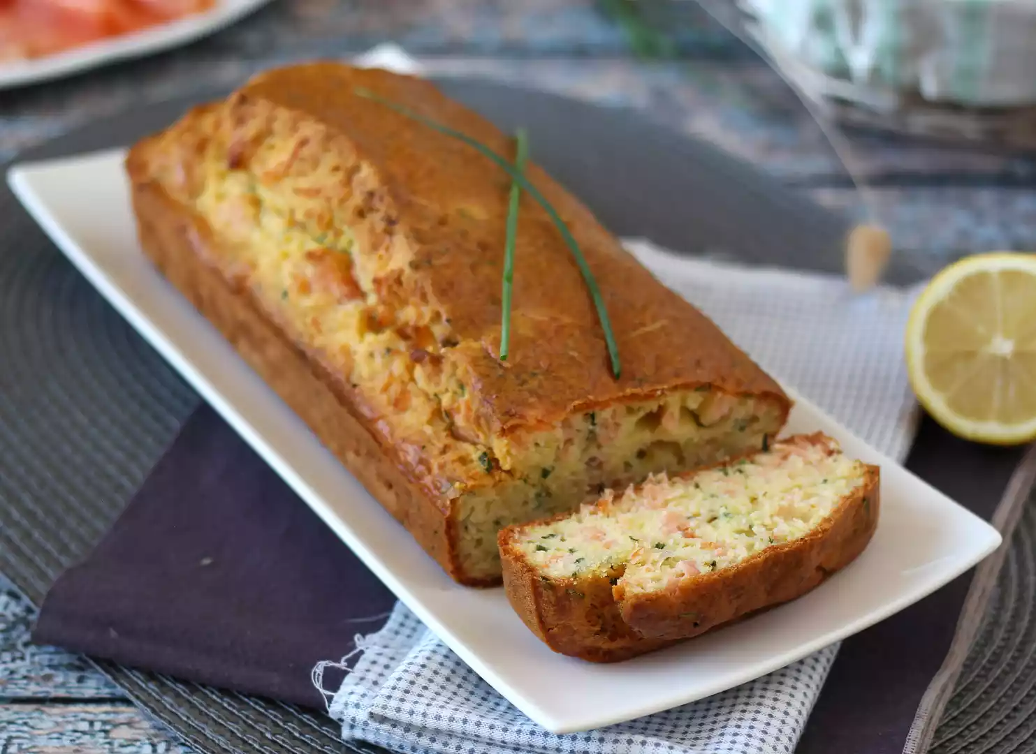 Opskrift på kage med røget laks og citron