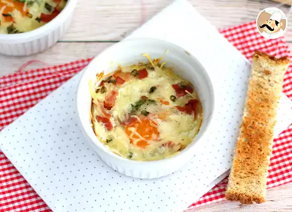 Oeufs cocotte med bacon og purløg, hurtig opskrift